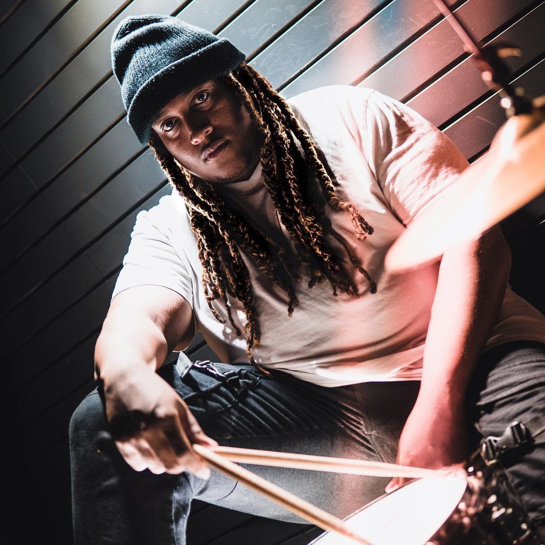 O single "HOV" é a mistura perfeita do House de Ashton Adams com o Hip ...