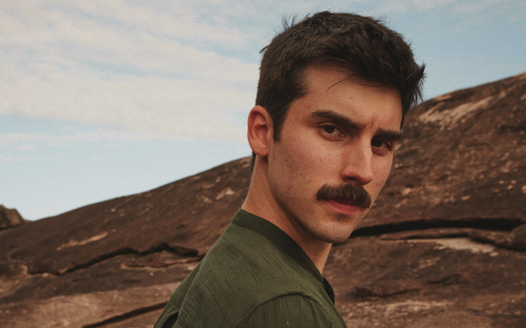 Prestes a lançar seu primeiro álbum, coiro apresenta collab emocionante ...